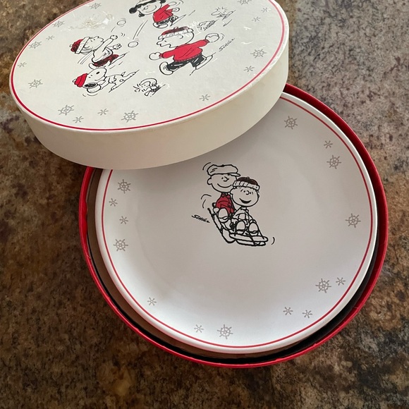 Snoopy | Dining | Vintage Snoopy Peanuts Hallmark Winter Plates In Box ...